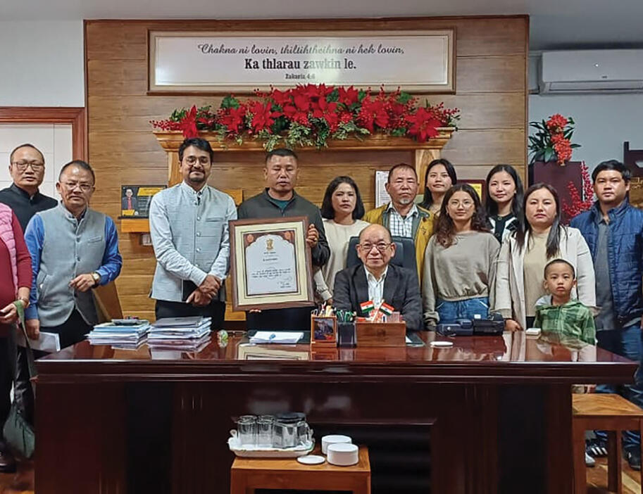 Tualchhung - Laltlanzova hnenah huaisen chawimawina hlan